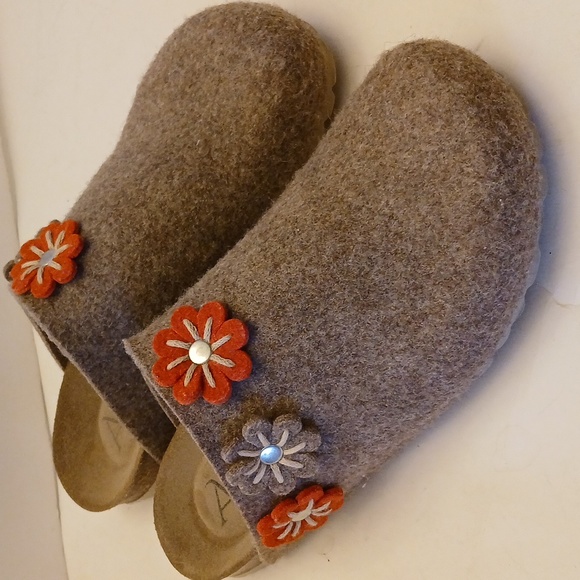 autenti | Shoes | Wool Felt Clogs Slip On Shoe Womens Size 4 9 Raised ...
